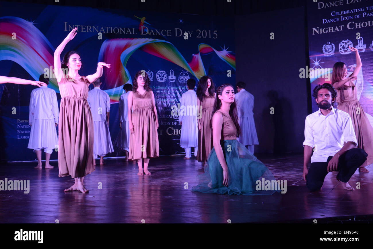 Lahore, Pakistan. 29th Apr, 2015. Pakistani artists performing ...