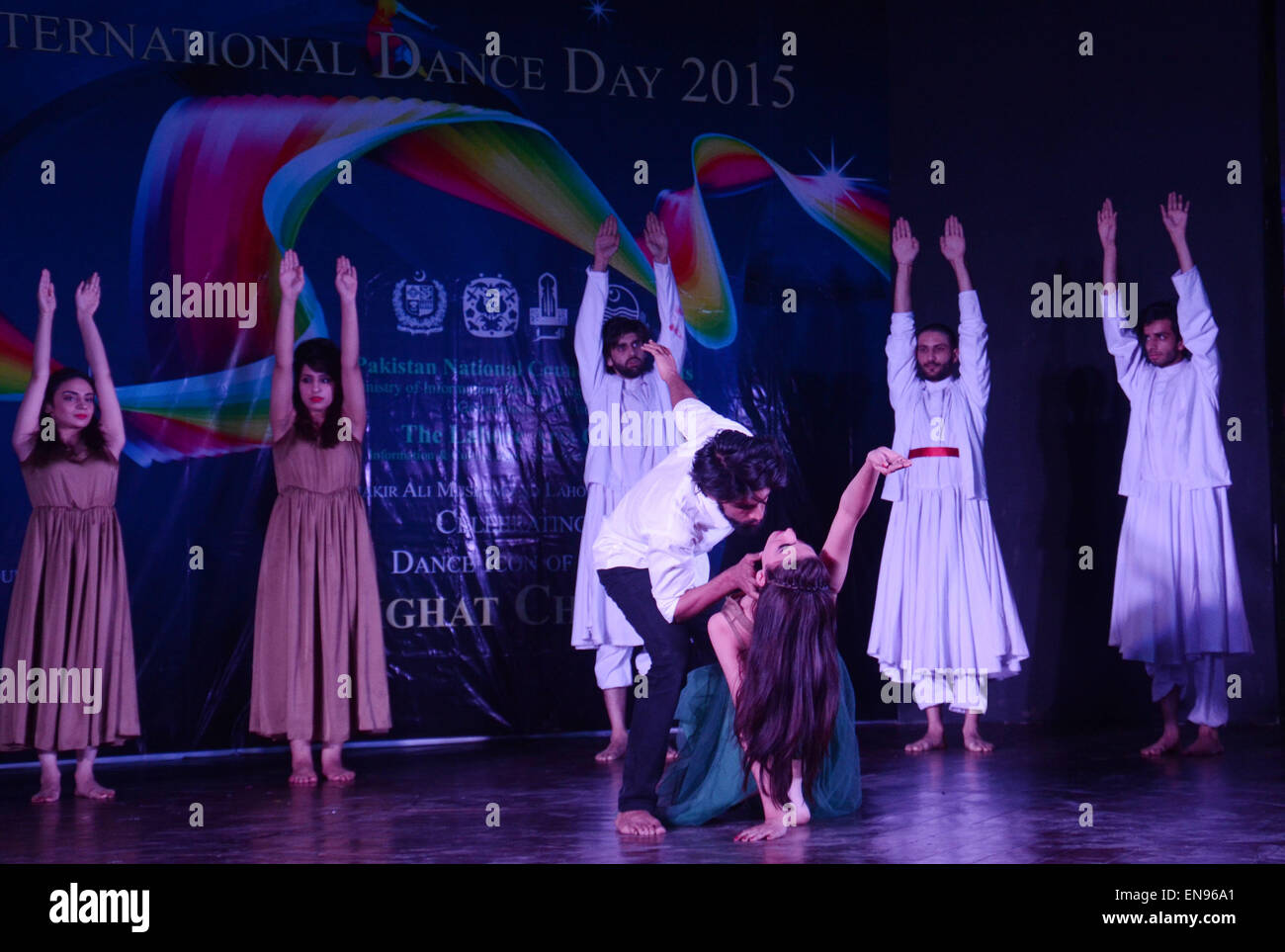 Lahore, Pakistan. 29th Apr, 2015. Pakistani artists performing ...