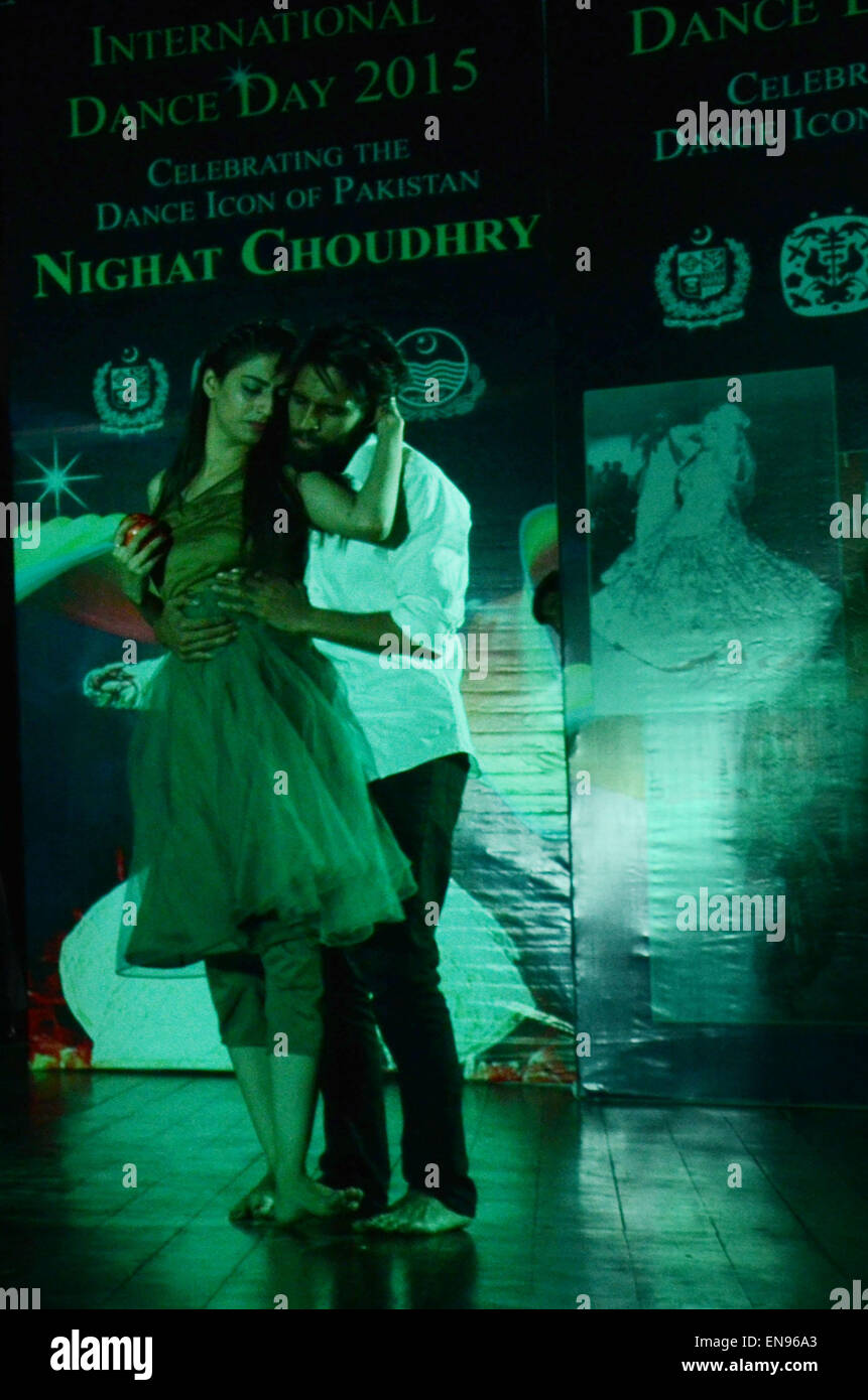 Lahore, Pakistan. 29th Apr, 2015. Pakistani artists performing ...