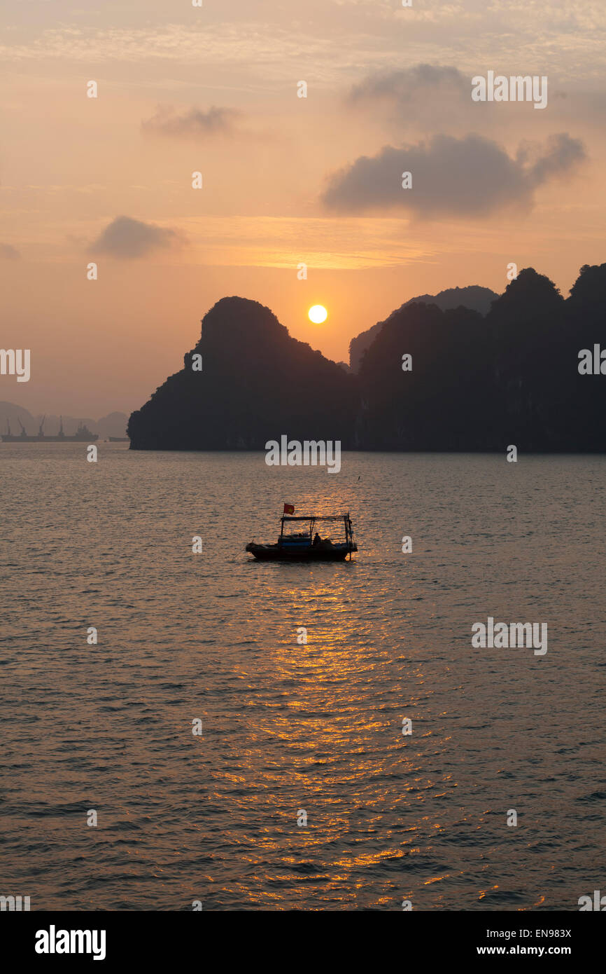 The sun rises at Ha Long Bay, Vietnam Stock Photo - Alamy
