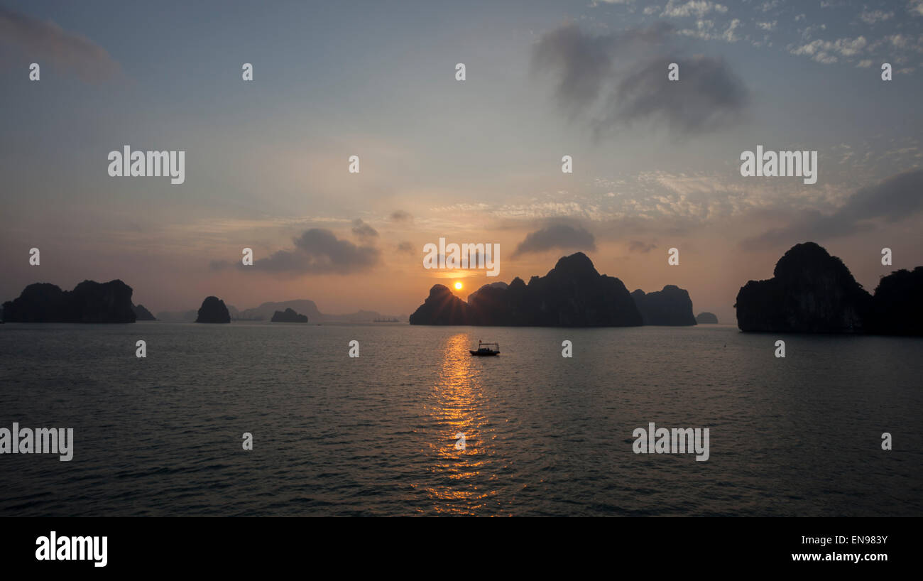 The sun rises at Ha Long Bay, Vietnam Stock Photo - Alamy