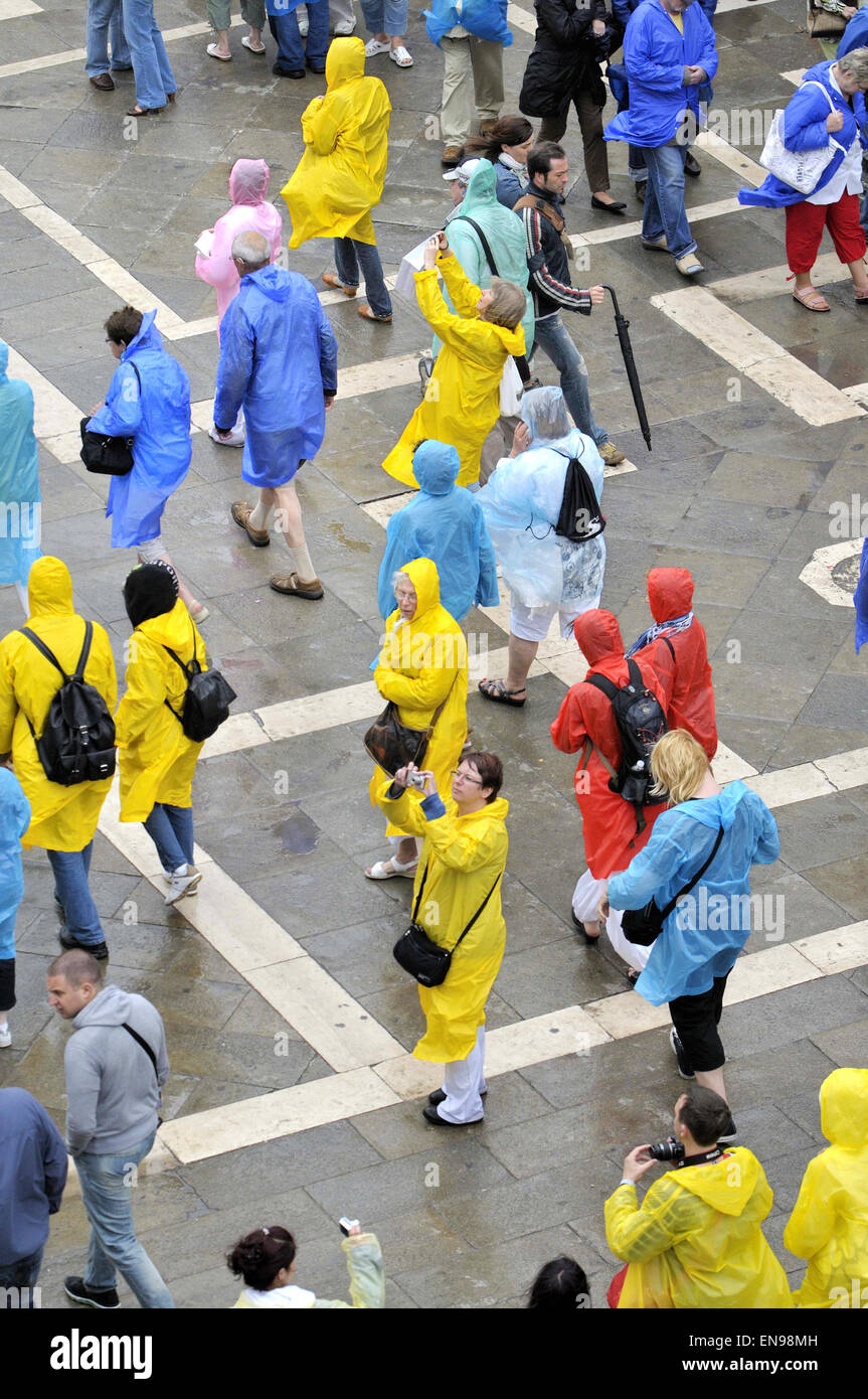 Tourists wearing raincoats in St Mark´s Square, Venice, Veneto, Italy ...