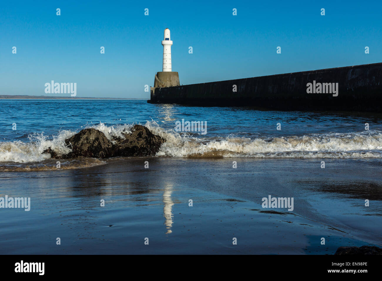 Beach harbour wall lighthouse hi-res stock photography and images - Alamy