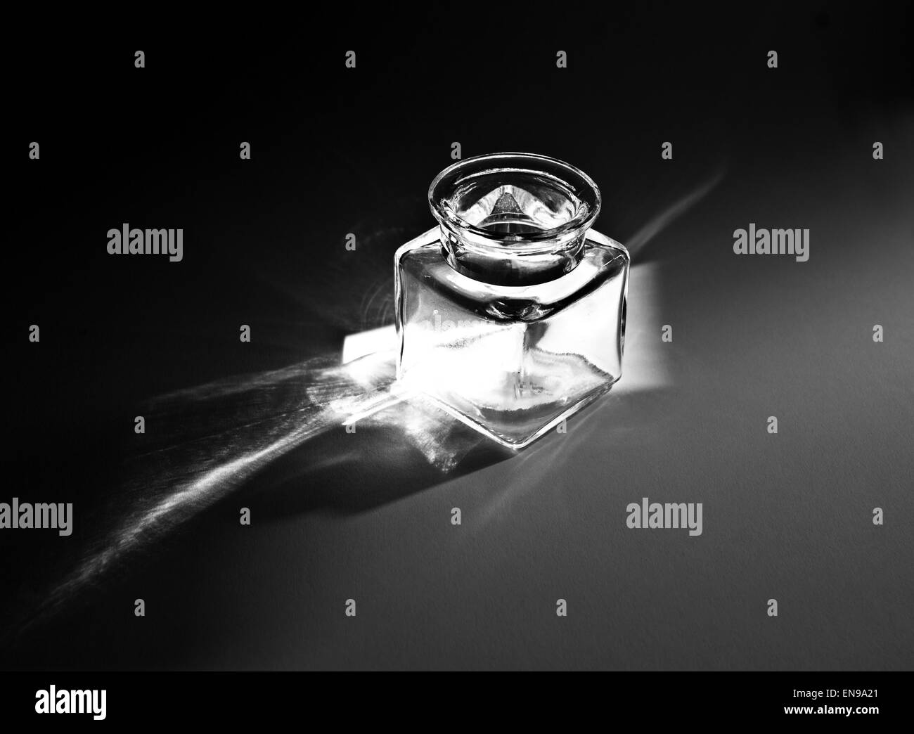 Vintage ink pot hi-res stock photography and images - Alamy