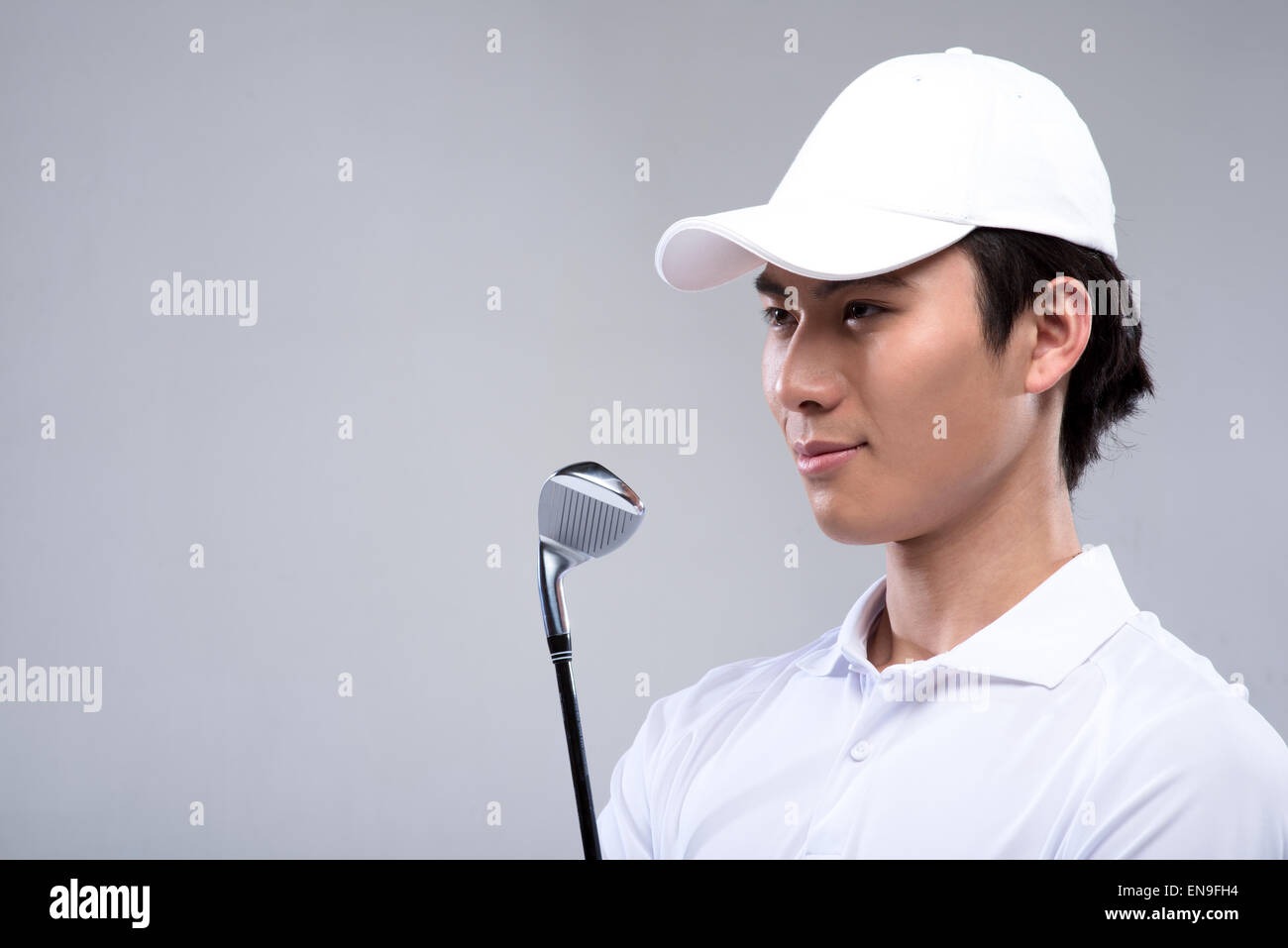 Young man playing golf 20 29 years hi-res stock photography and images ...