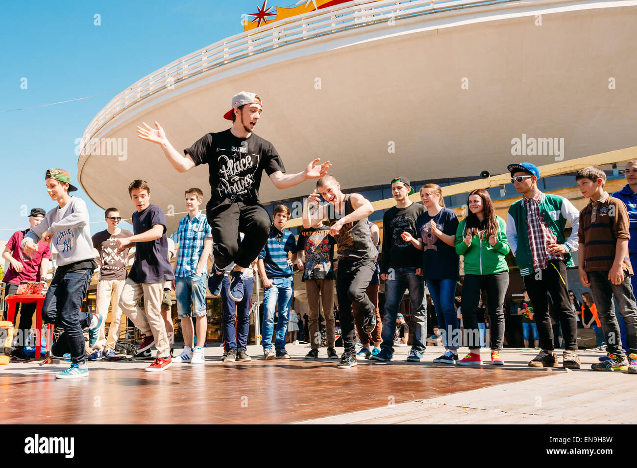 Breakdance crowd hi-res stock photography and images - Alamy