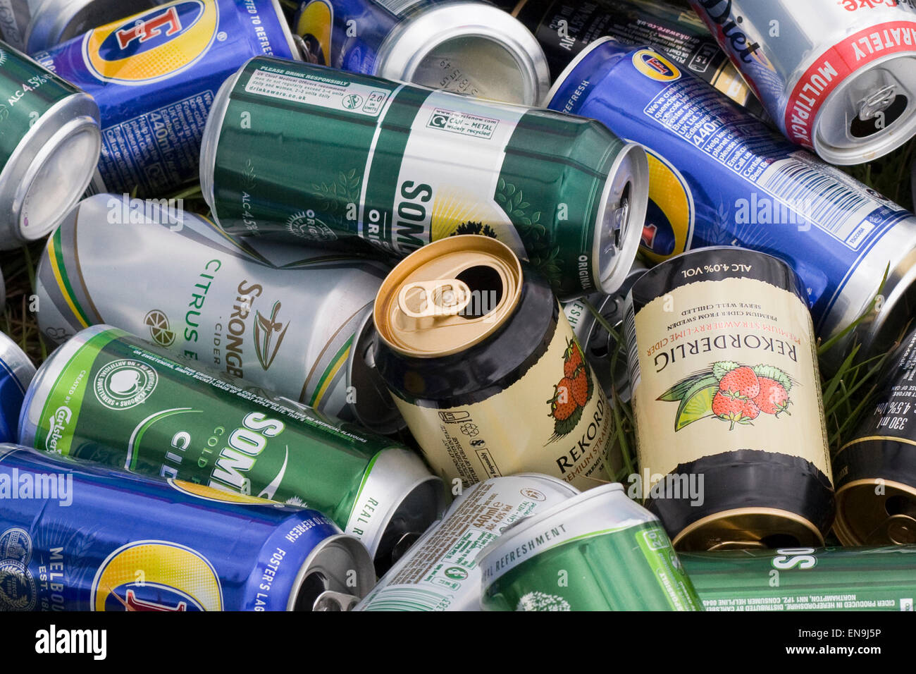 Empty drinks cans hi-res stock photography and images - Alamy