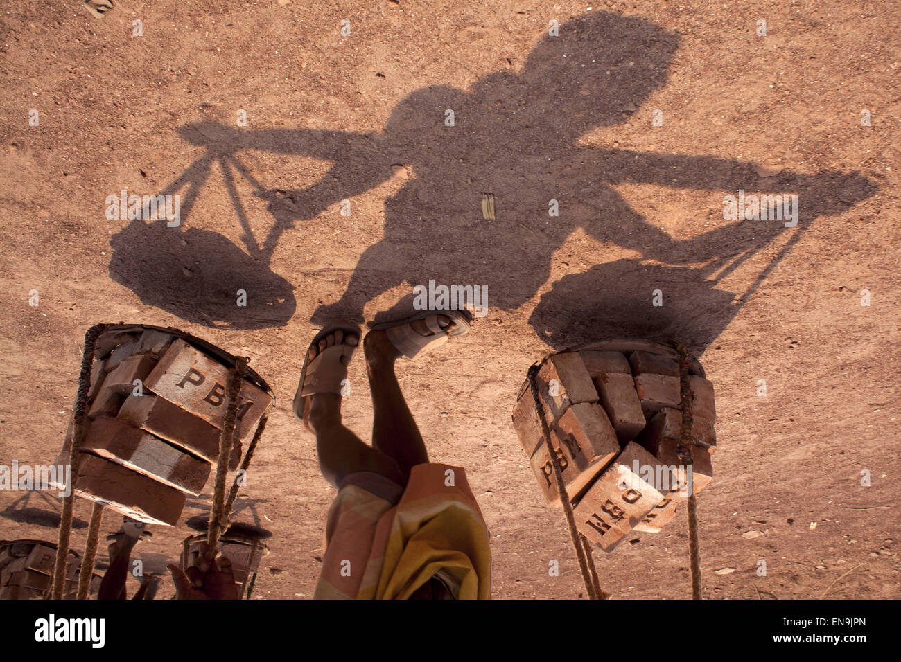 Women unloading bricks hi-res stock photography and images - Alamy