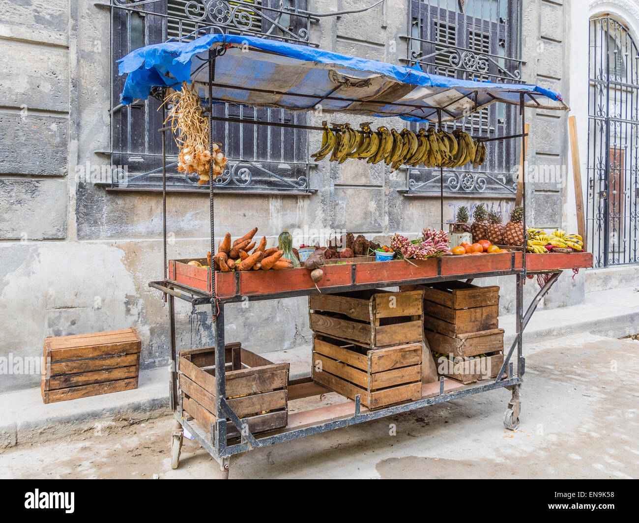 Street cart fruit vegetables hi-res stock photography and images - Alamy