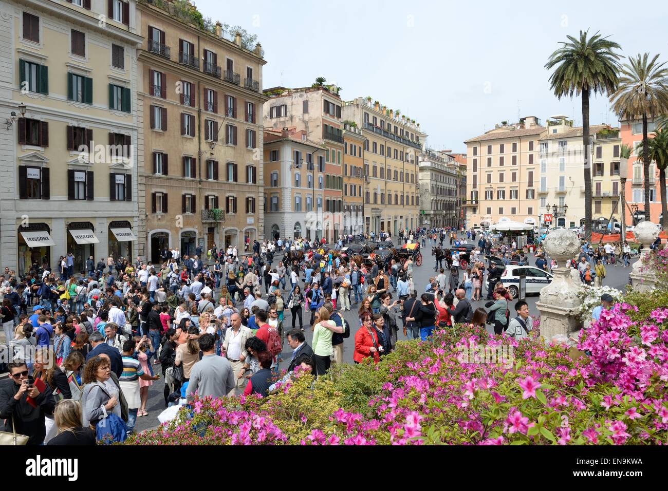 Crowds of tourists gather in the Piazza di Spagna at the bottom of the ...
