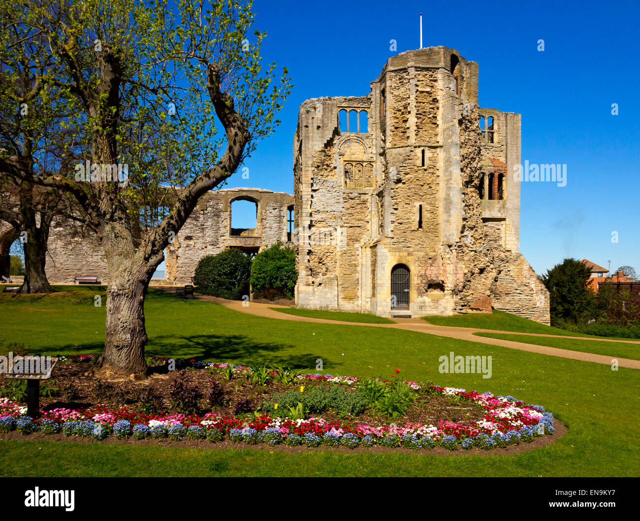 Newark castle and gardens hi-res stock photography and images - Alamy