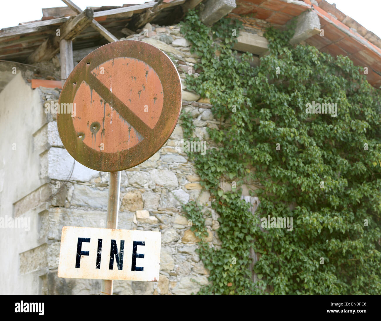 rusty old no-parking road sign with written FINE in Italian Stock Photo ...