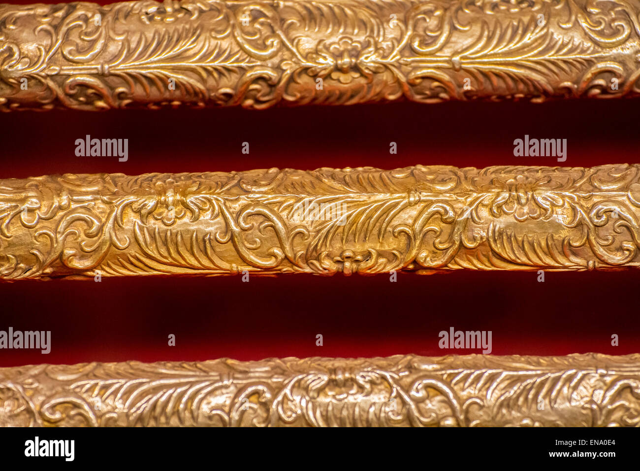 golden treasure, pieces of gold and precious jewels Stock Photo - Alamy