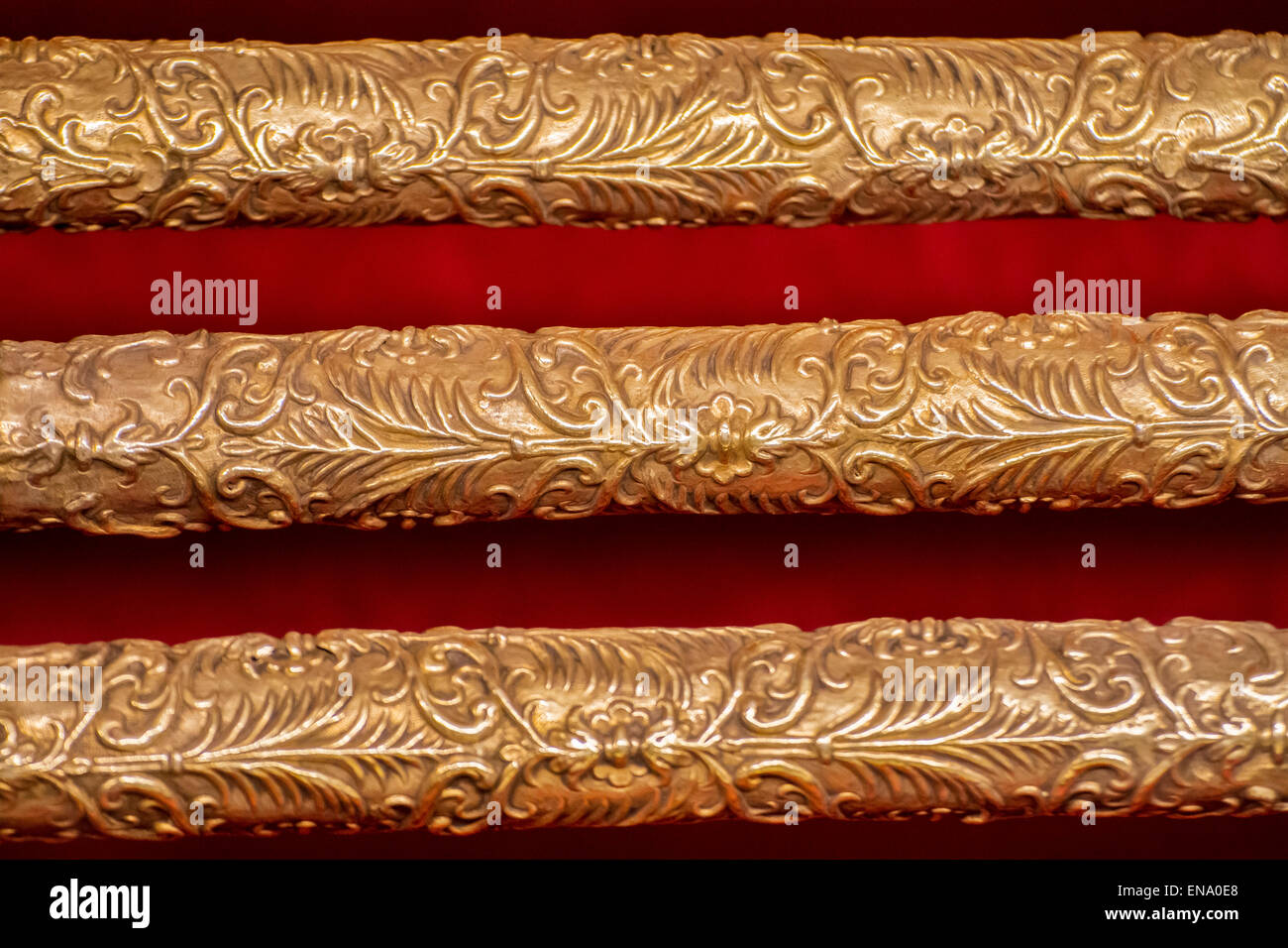 ingots, treasure, pieces of gold and precious jewels Stock Photo - Alamy