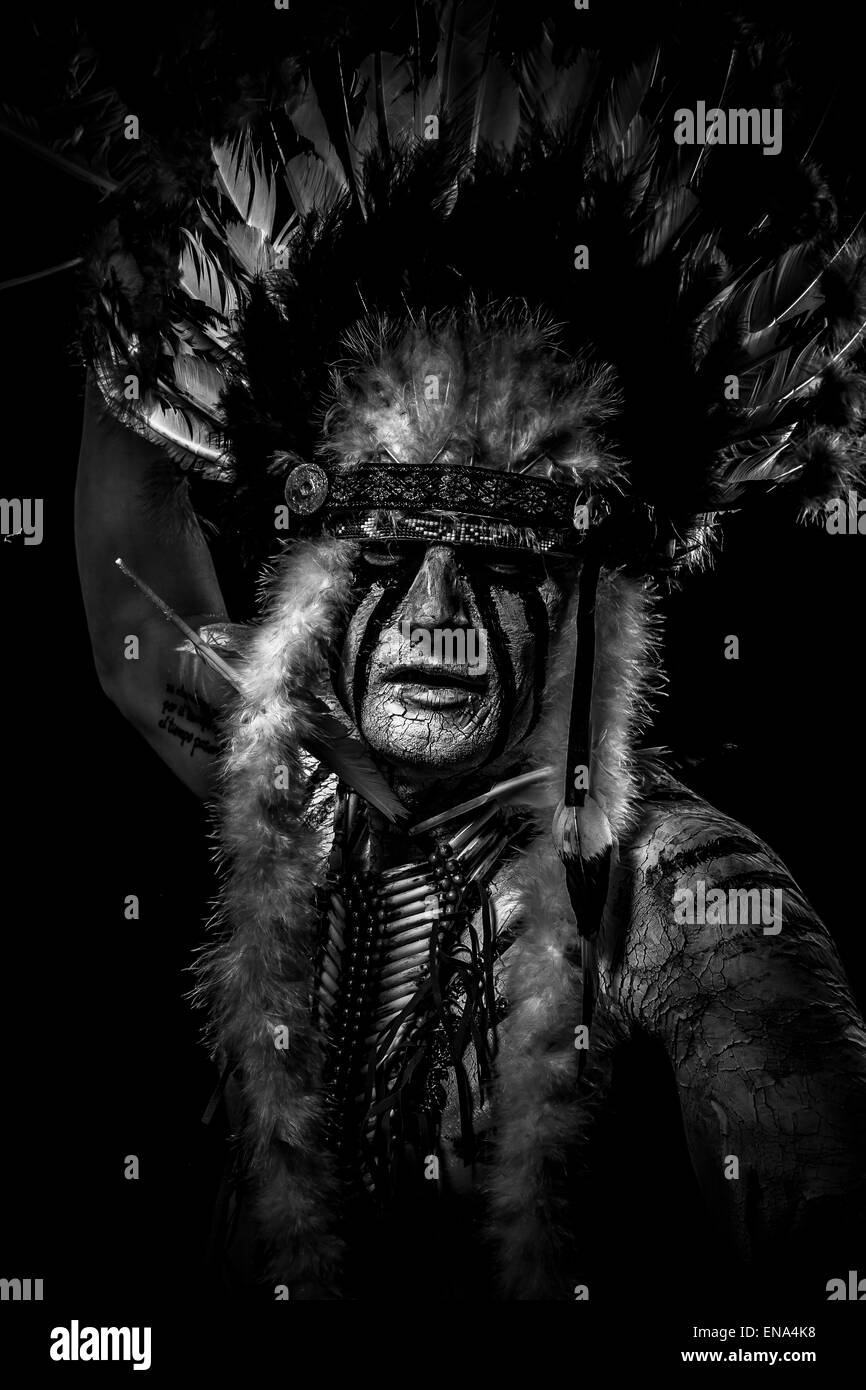 American indian chief big feather hi-res stock photography and images ...
