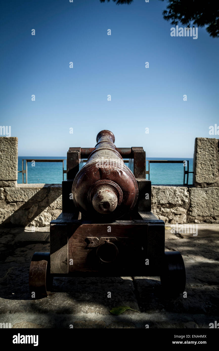 Military, Spanish cannon pointing out to sea fortress Stock Photo - Alamy