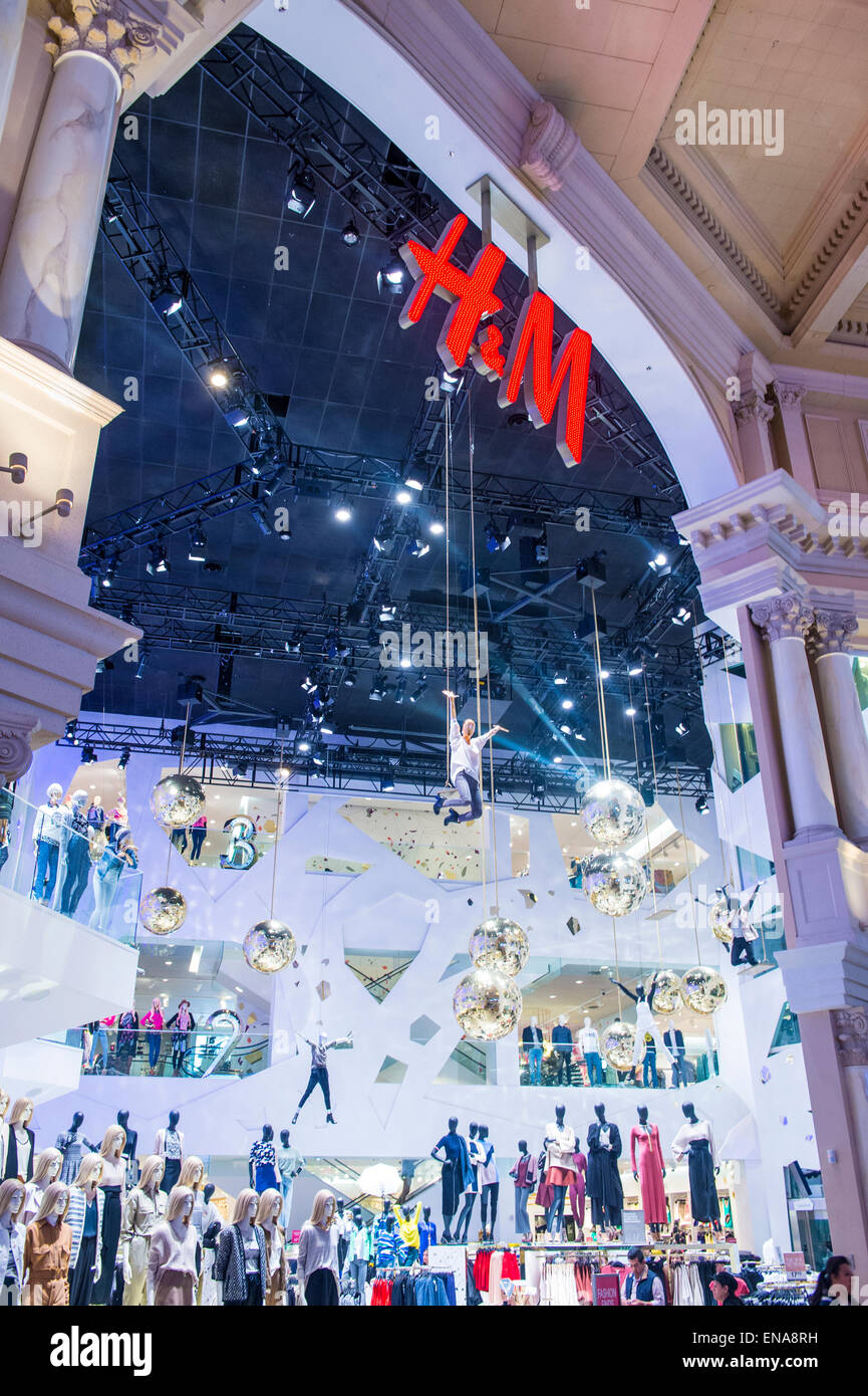 Clothes shop exterior sign h&m hi-res stock photography and images - Alamy