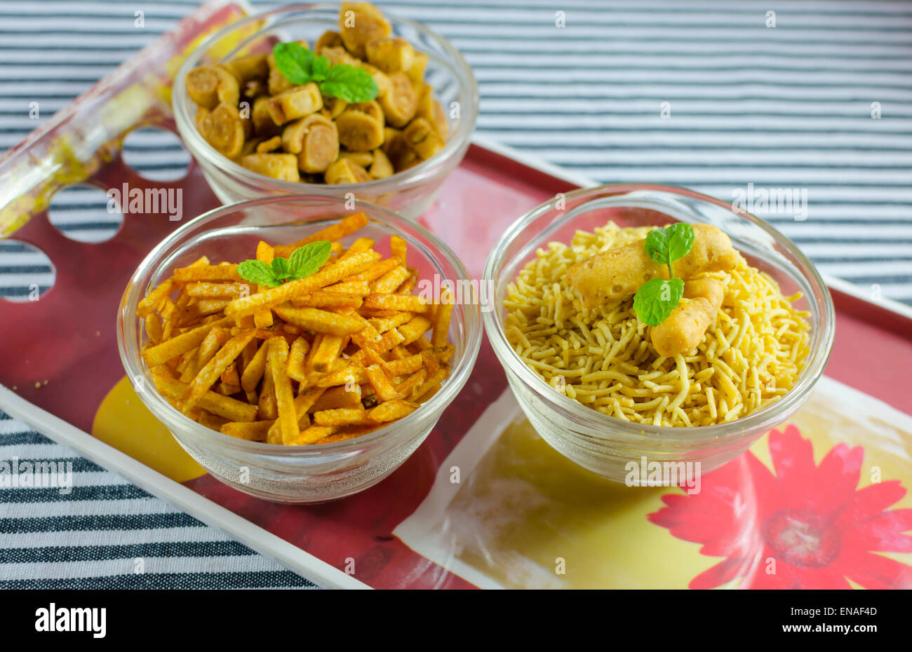 Red food tray hi-res stock photography and images - Alamy