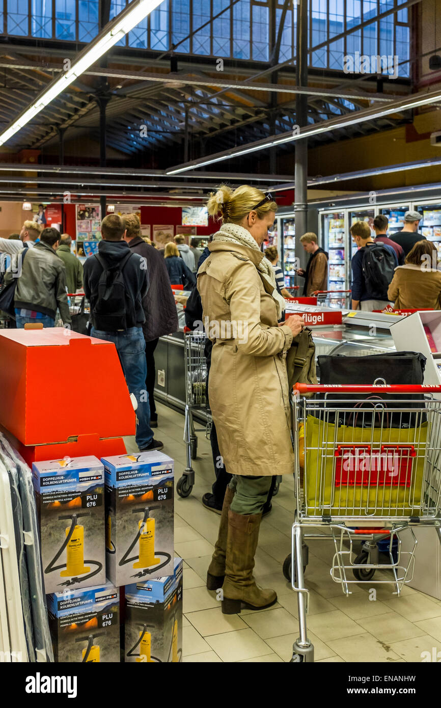 Mitte, Berlin, Germany, 31st April, 2015. Shops are closed on bank ...