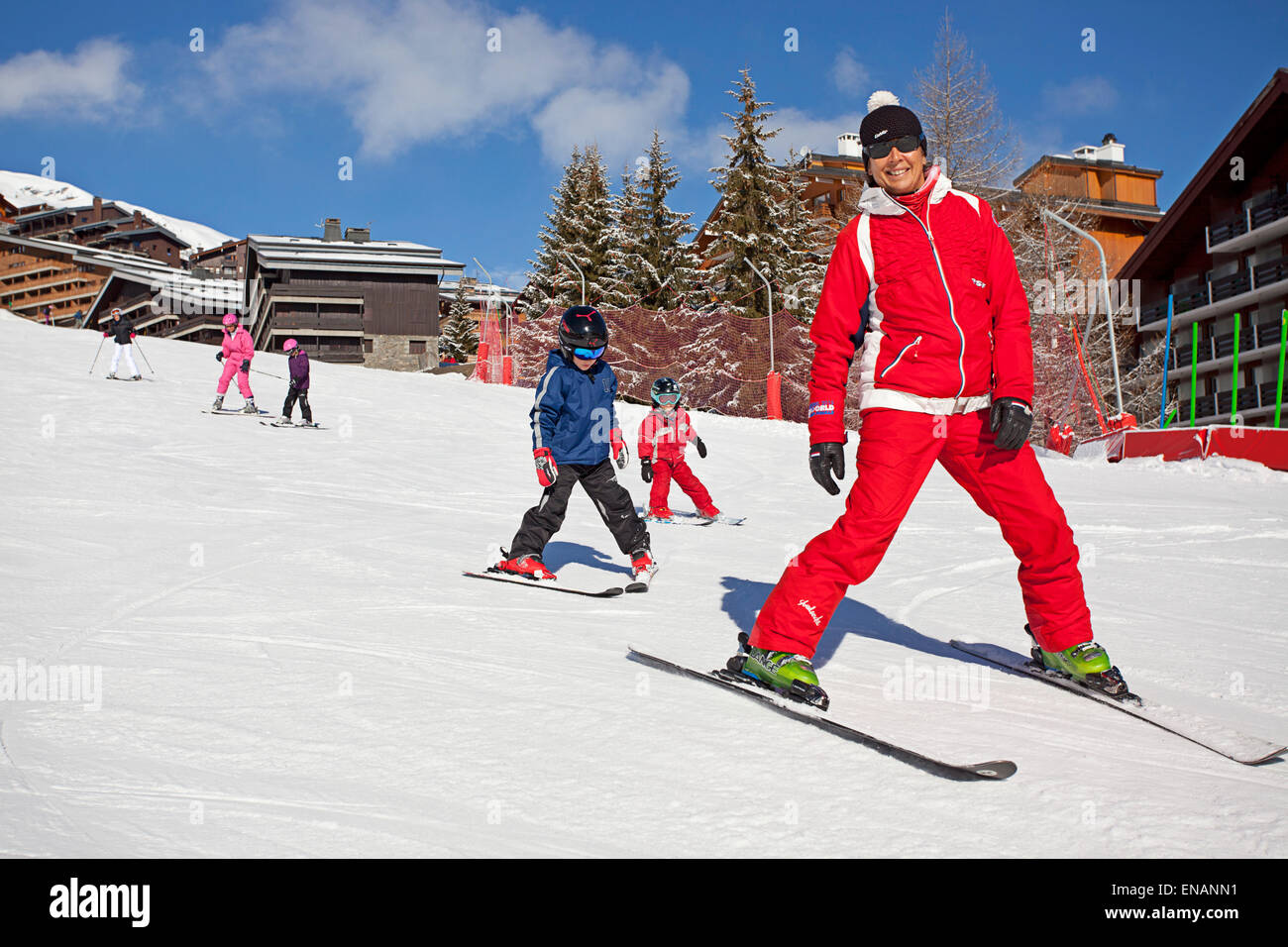 ESF ski instructor teaching children to ski Stock Photo - Alamy