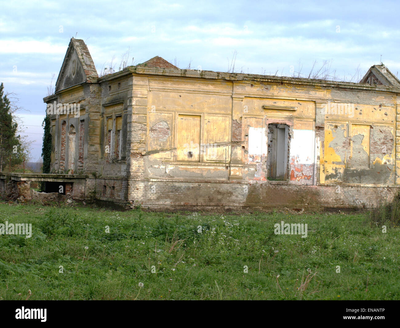 Demolished and destroyed the abandoned castle Stock Photo - Alamy