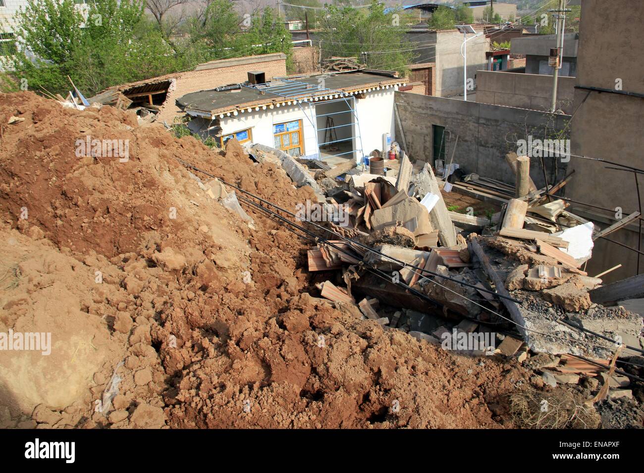 House damaged landslide hi-res stock photography and images - Alamy