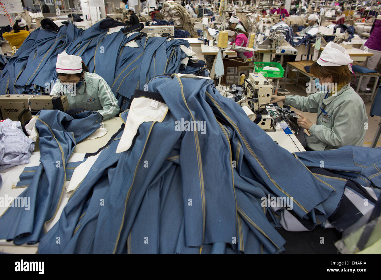 working conditions in a clothing factory in Vietnam Stock Photo - Alamy