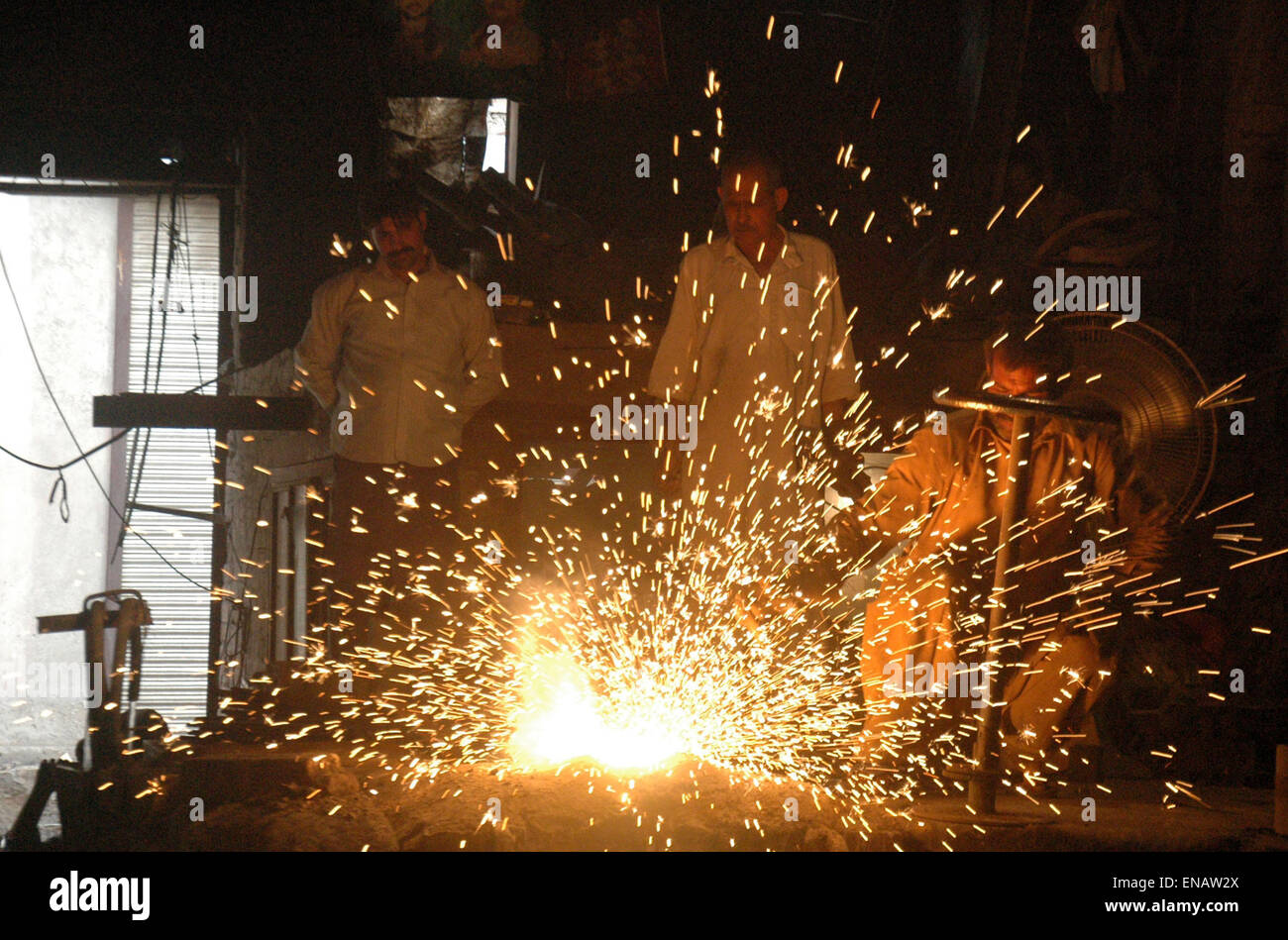 Pakistani workers hi-res stock photography and images - Alamy