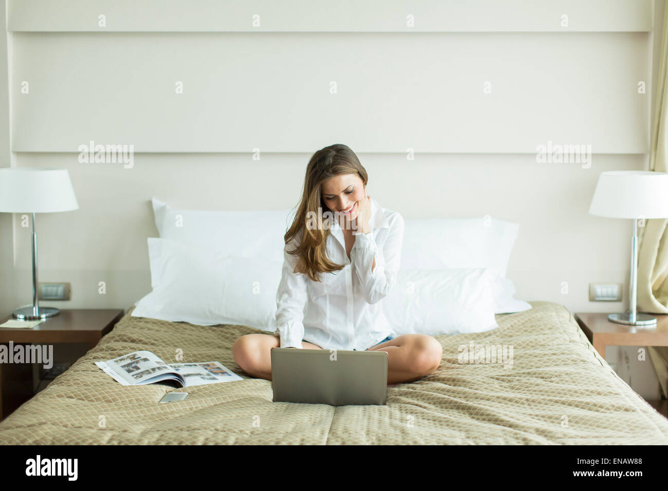 Woman in the bed with laptop Stock Photo - Alamy