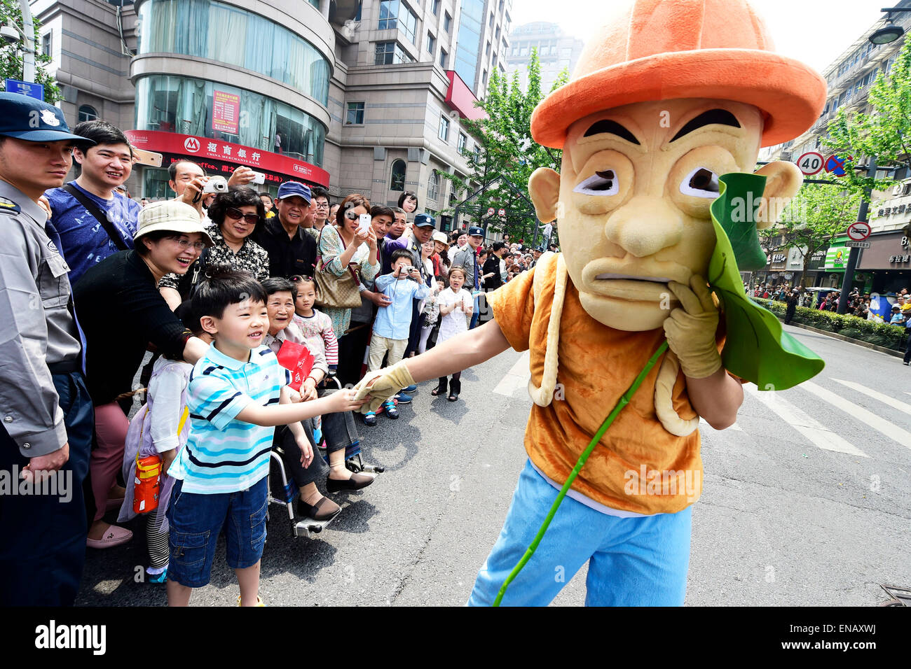 Hangzhou, China's Zhejiang Province. 1st May, 2015. A boy shakes hands ...