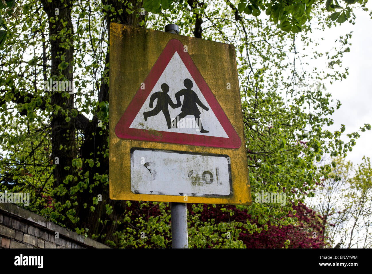 School kids warning sign hi-res stock photography and images - Alamy