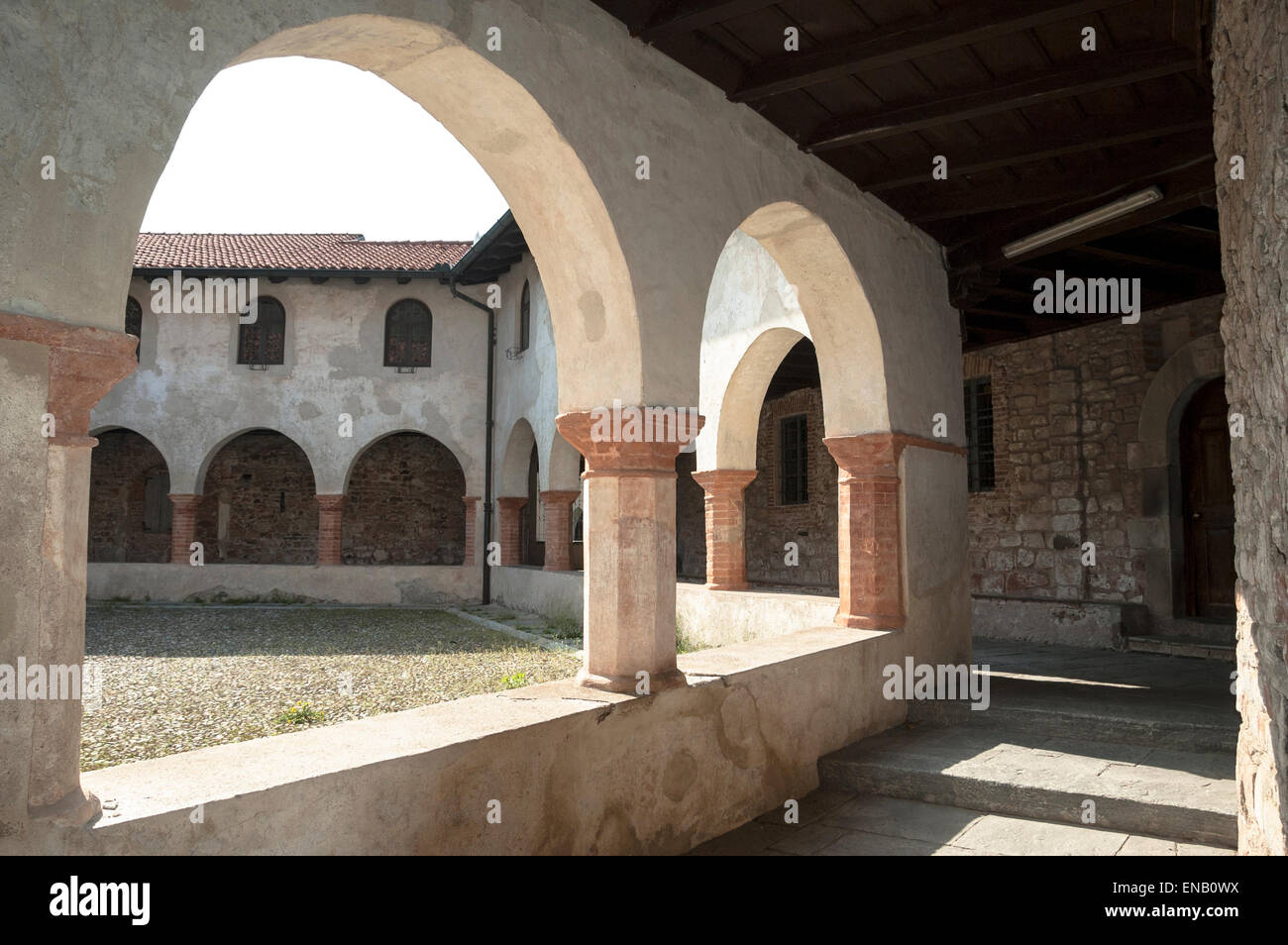 Old courtyard hi-res stock photography and images - Alamy