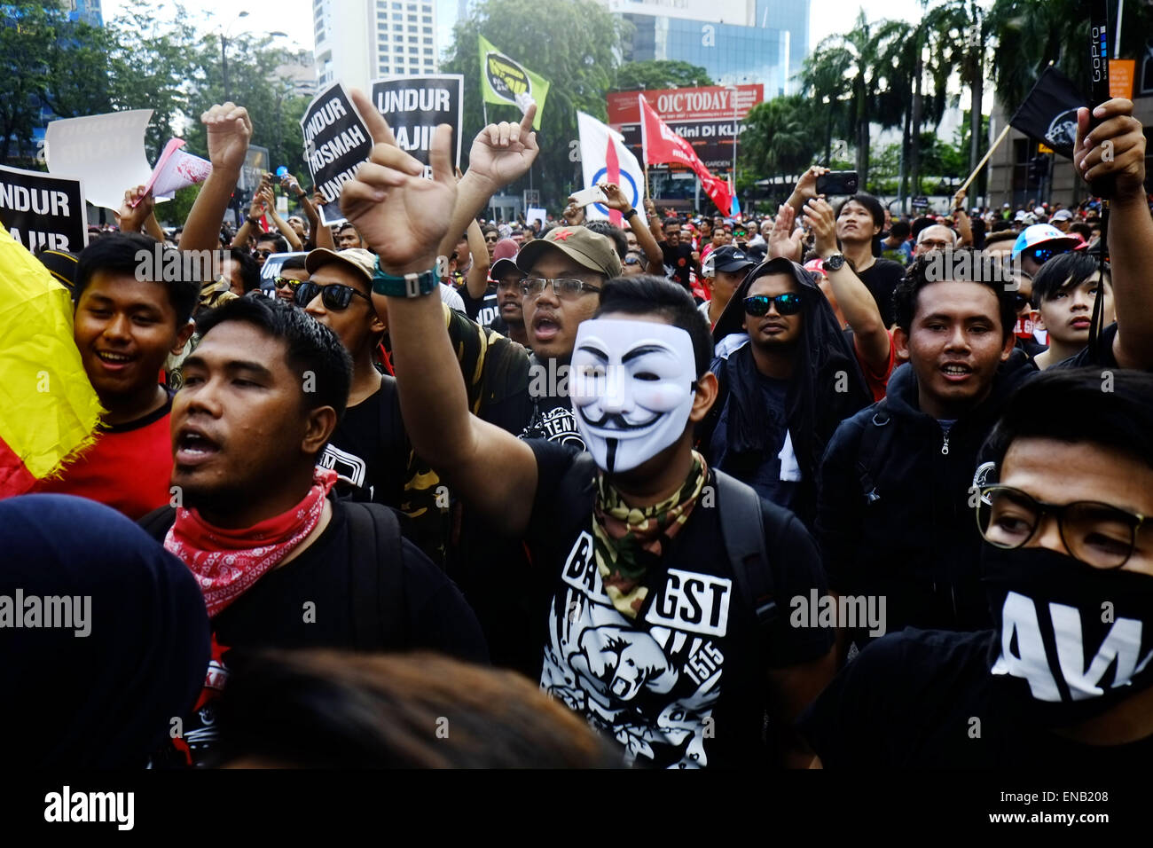 Kuala Lumpur, MALAYSIA. 1st May, 2015. Protesters march towards ...