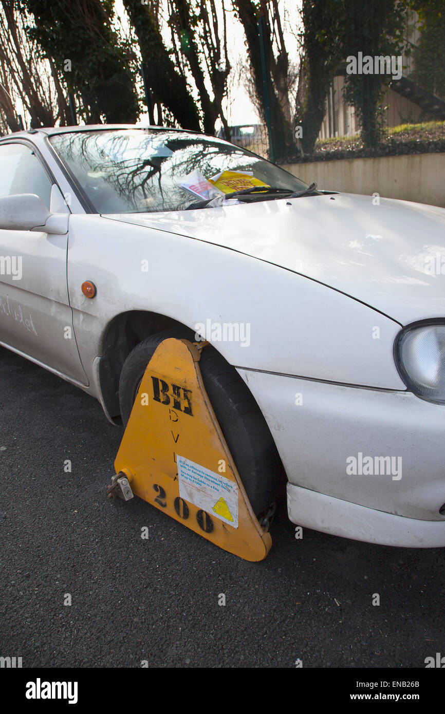 Transport, Road, Cars, Ticket placed on windscreen of clamped untaxed ...