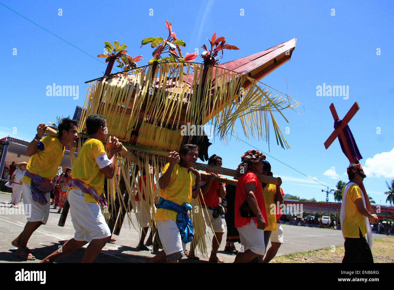 Manado, Indonesia. 01st May, 2015. A number of community residents ...