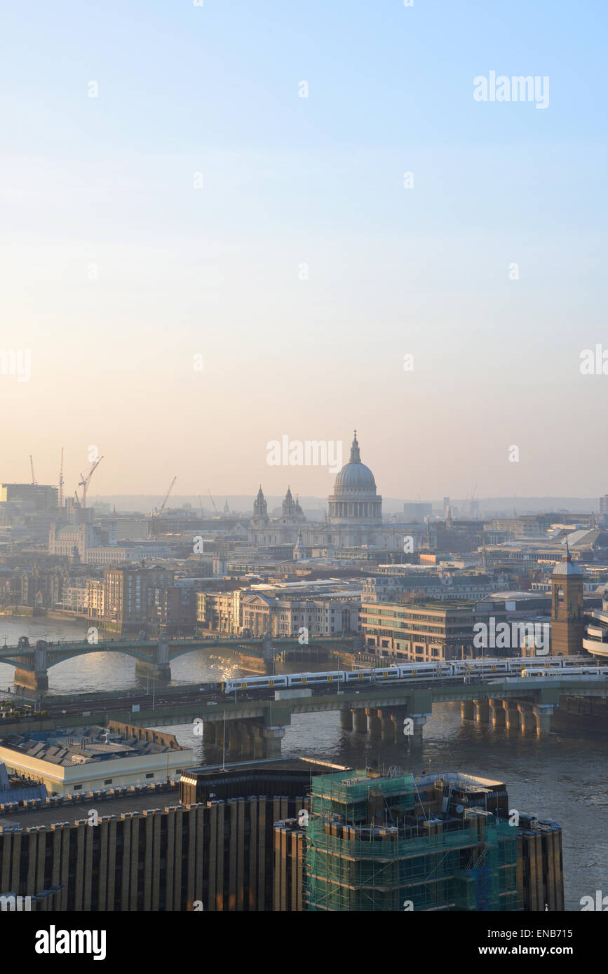 London Bridges crossing the Thames, St Pauls and Southwark cathedrals ...
