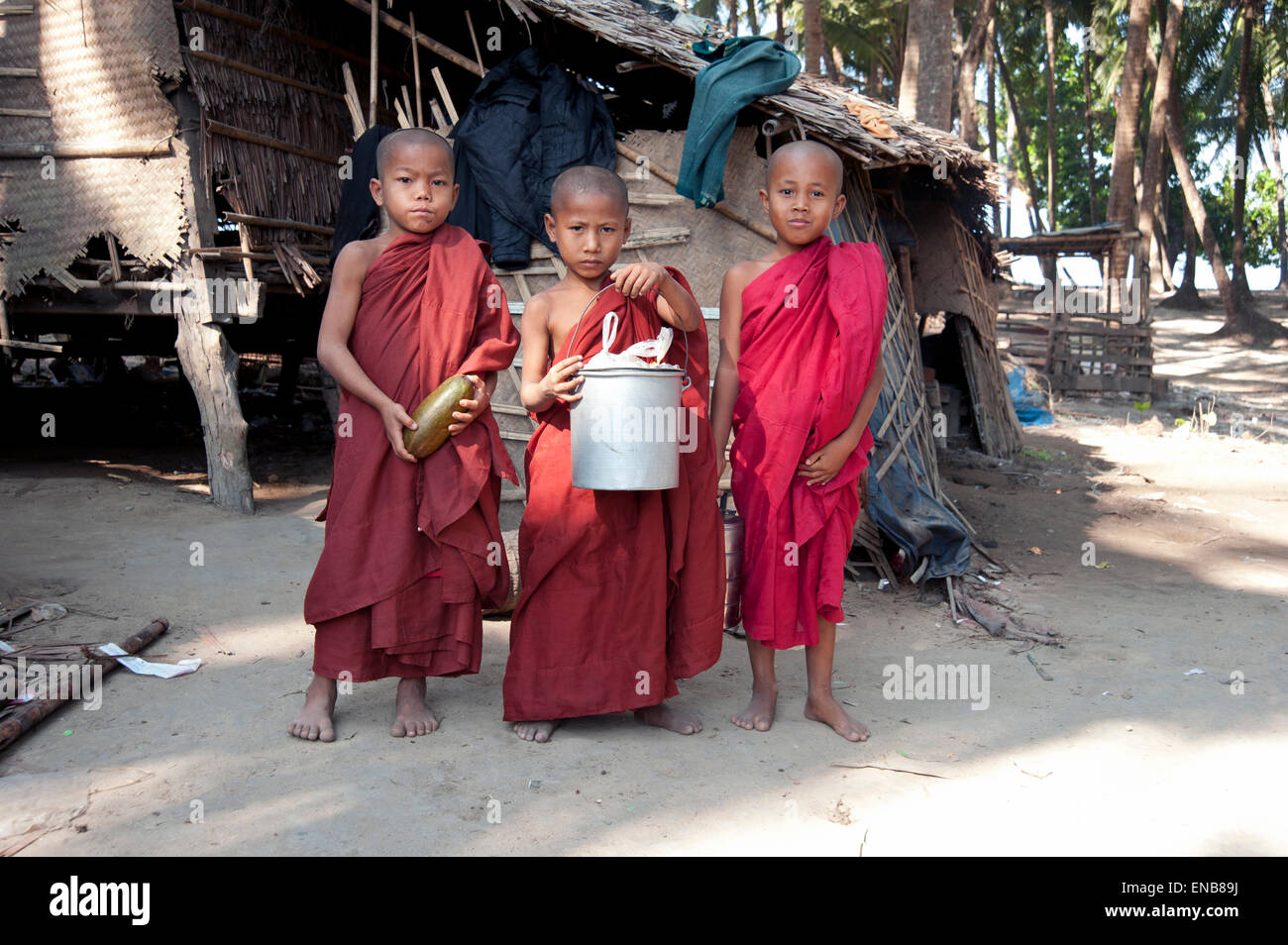 Rundown house child hi-res stock photography and images - Alamy