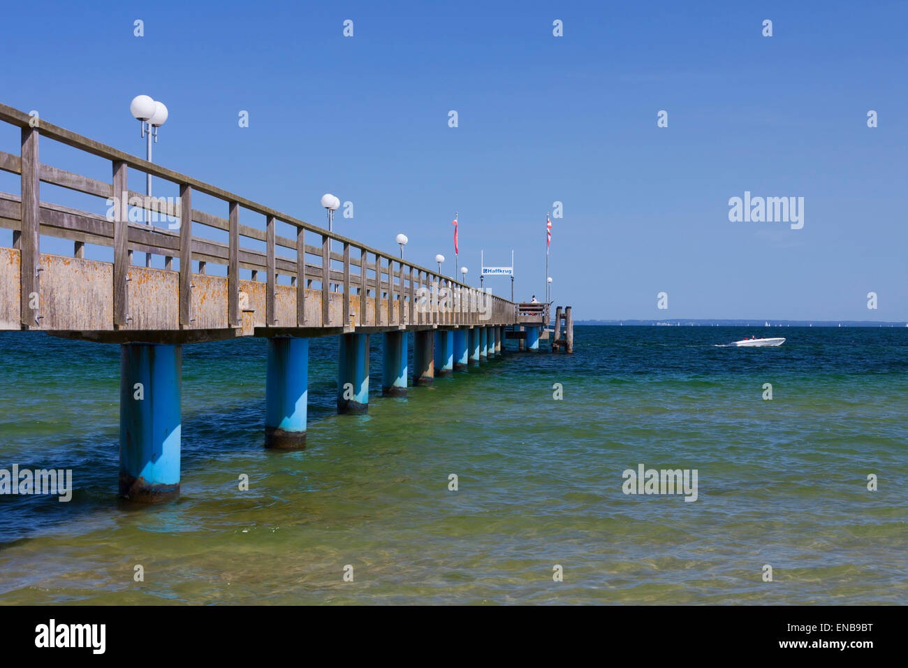 Wooden pier / jetty / Seebrücke Haffkrug along the Bay of Lübeck ...