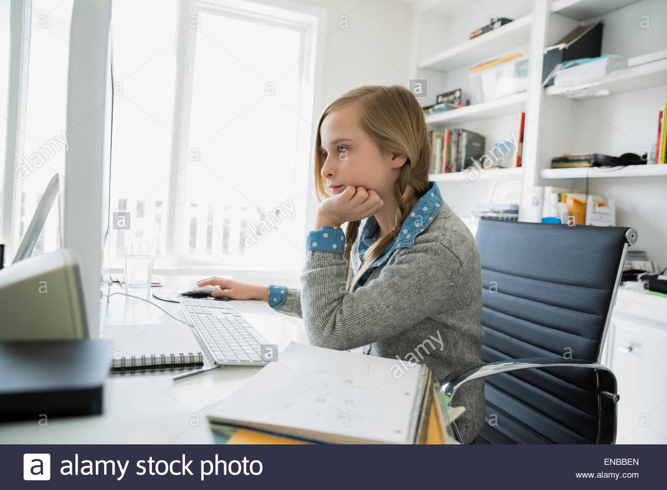 Girl home computer hi-res stock photography and images - Alamy
