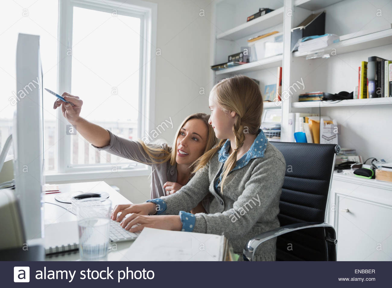 Mother daughter computer hi-res stock photography and images - Alamy