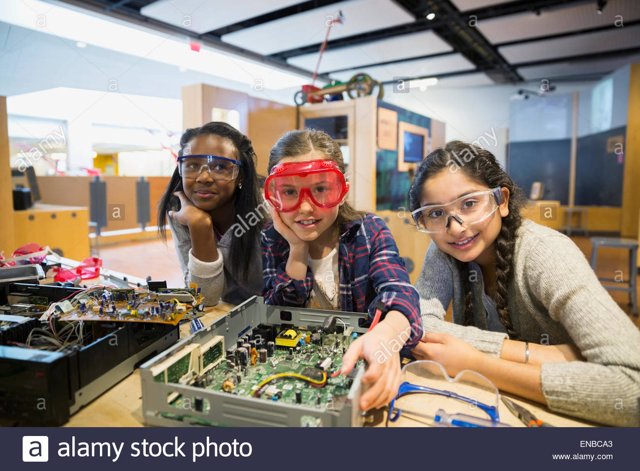Girls science center hi-res stock photography and images - Alamy