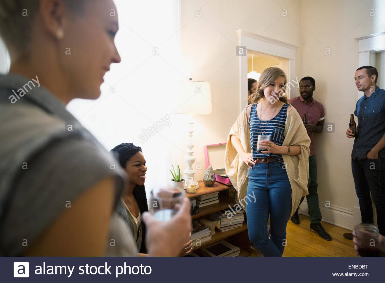 Friends hanging out room hi-res stock photography and images - Alamy