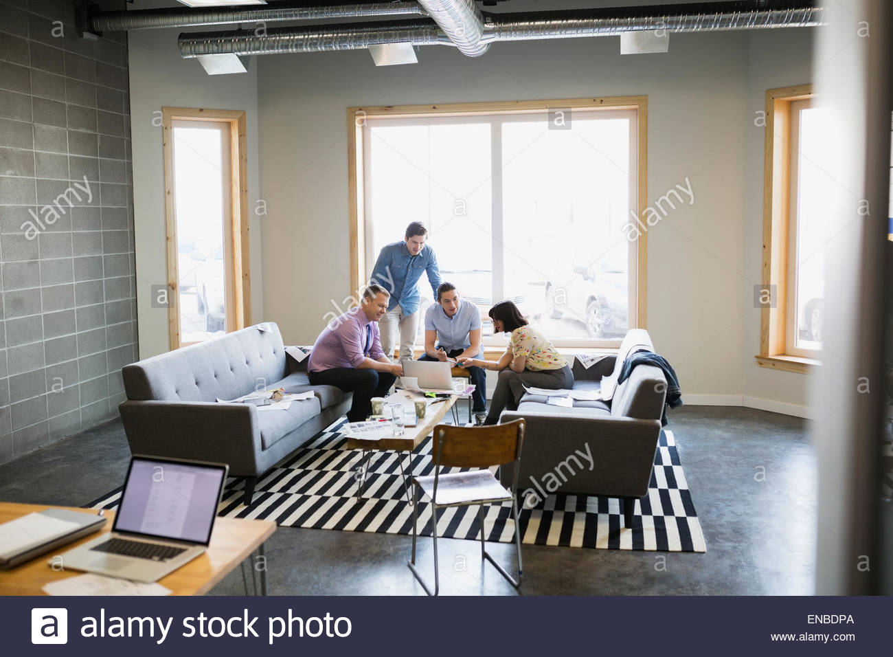 Meeting in lobby hi-res stock photography and images - Alamy