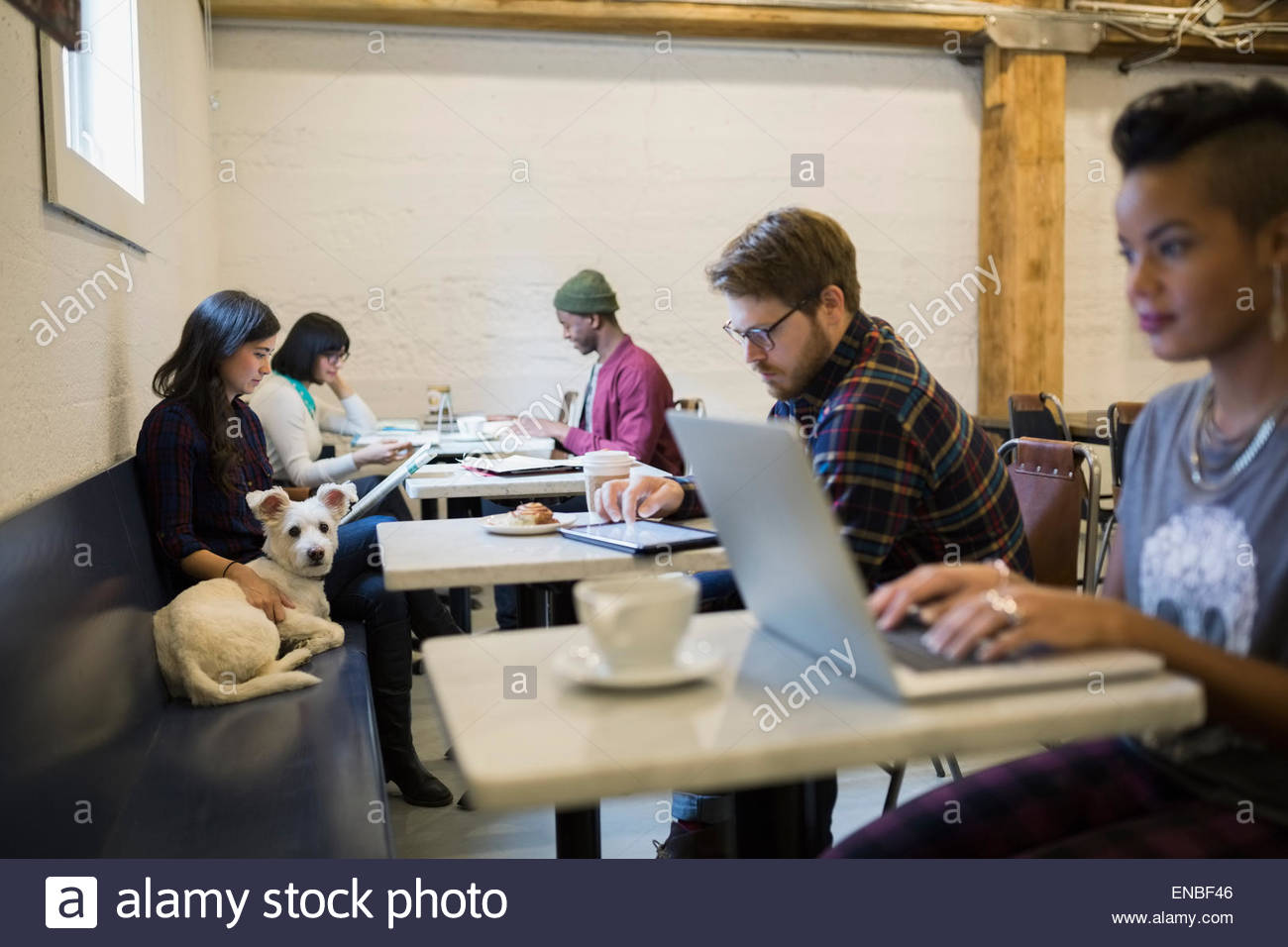 People sitting down at tables hi-res stock photography and images - Alamy