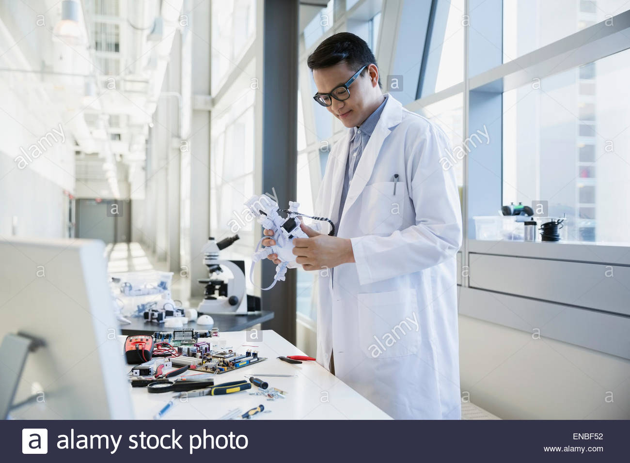 Robot assembling hi-res stock photography and images - Alamy