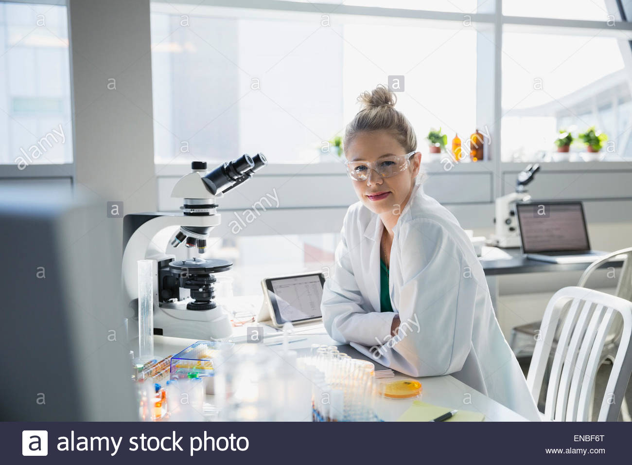 Her microscope hi-res stock photography and images - Alamy