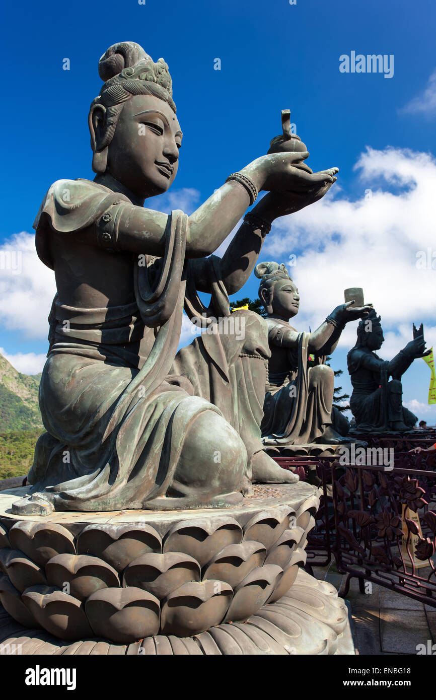 Huge bronze statue buddha hi-res stock photography and images - Alamy