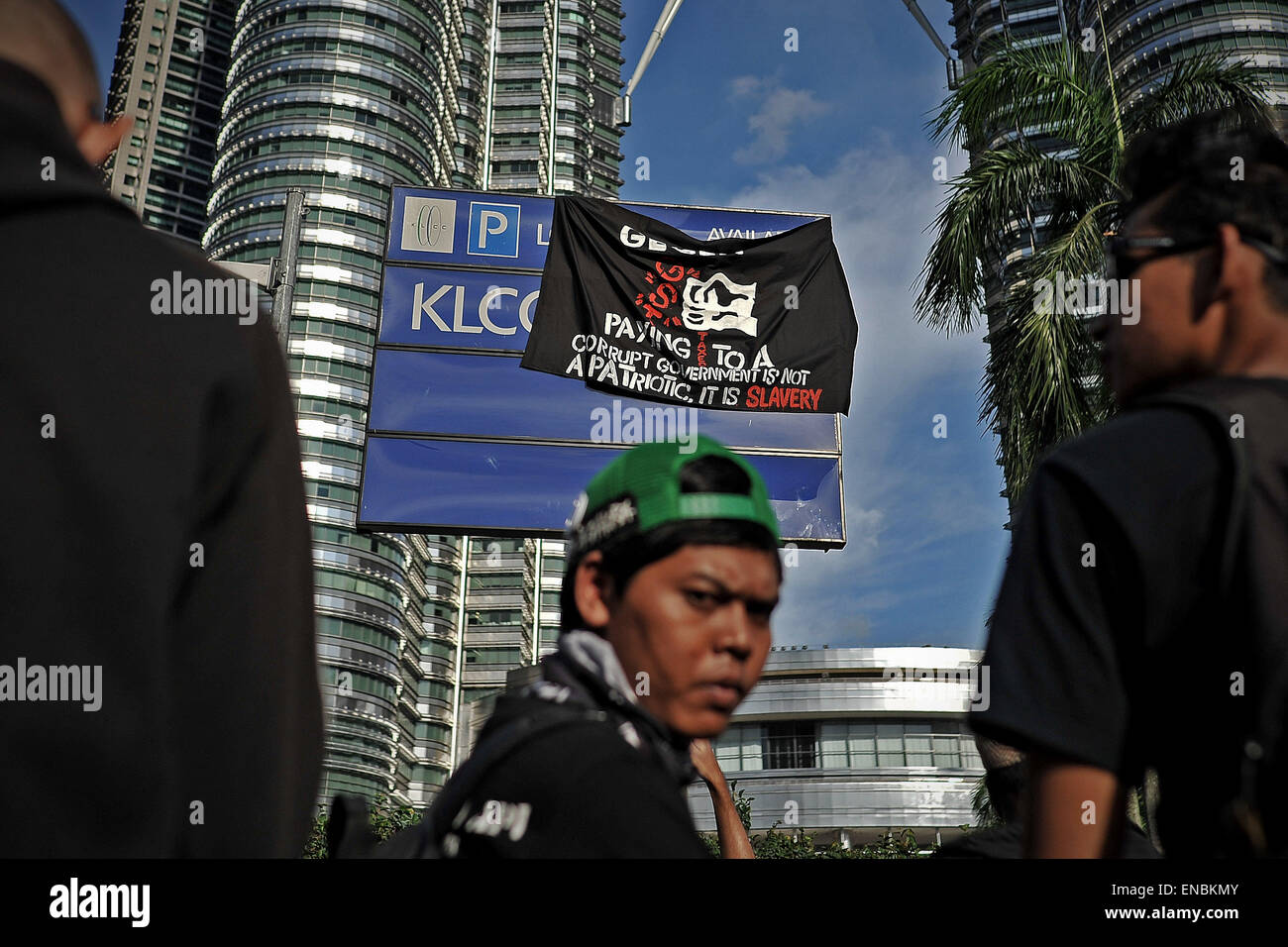 Kuala Lumpur, Malaysia. 1st May, 2015. Protester hang a shirt in front ...