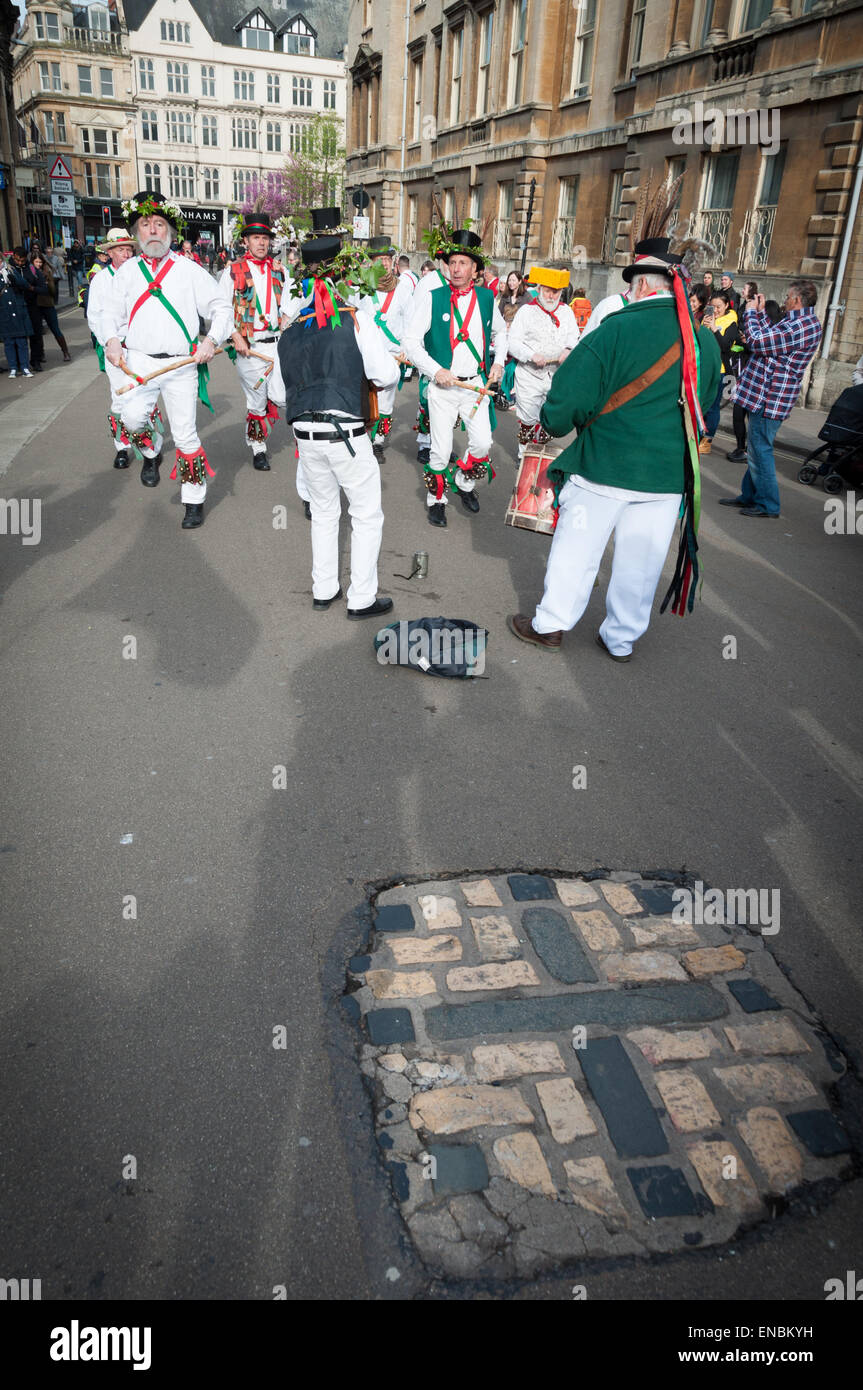 Oxford, Oxfordshire, UK. 1st May, 2015. Traditional Morris dancers ...