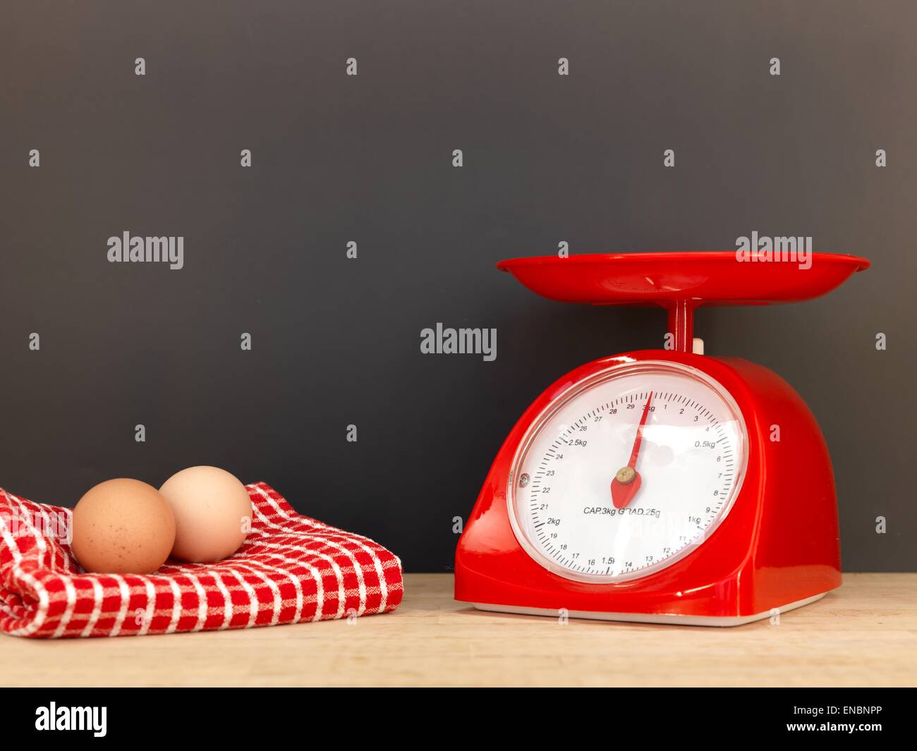 A close up shot of a set of food scales Stock Photo - Alamy